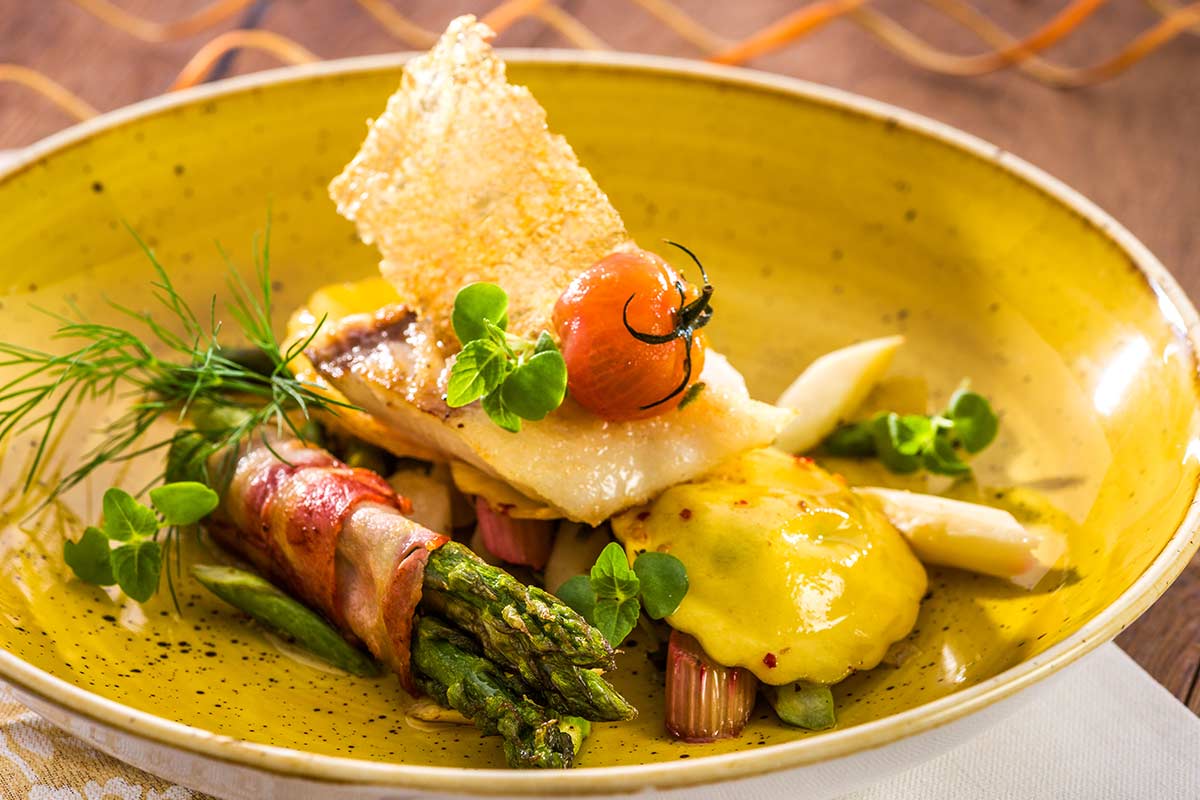 Gebratenes Zanderfilet auf Spargel-Rhabarber-Salat mit Spargel im ...