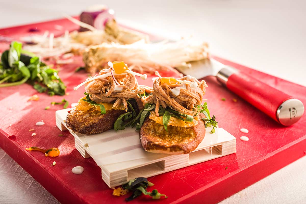 Gezupfte Kalbsschulter mit Eiweiß-Mayonnaise im Käse-Laugen-Eck | Rezept