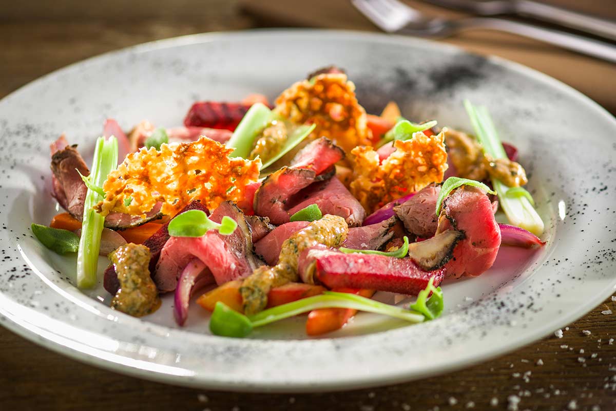Gaucho Culinar Beef mit Roasted Roots, Chimichurri-Joghurt und Scamorza ...