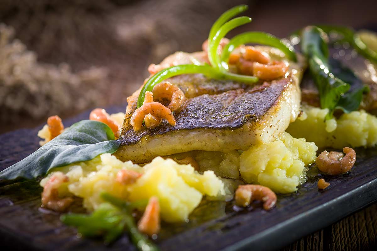 Wolfsbarschfilet auf Kartoffelstampf mit Nussbutter, Krabben ...