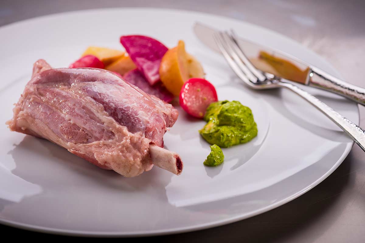 Eisbein von der Mini Haxe mit sauren Rüben und Kräuter-Senfsauce | Rezept