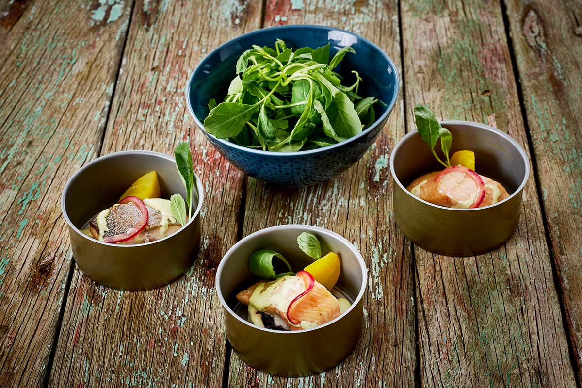 Eingelegter Saibling mit bunter Bete, Petersilien-Hollandaise und ...