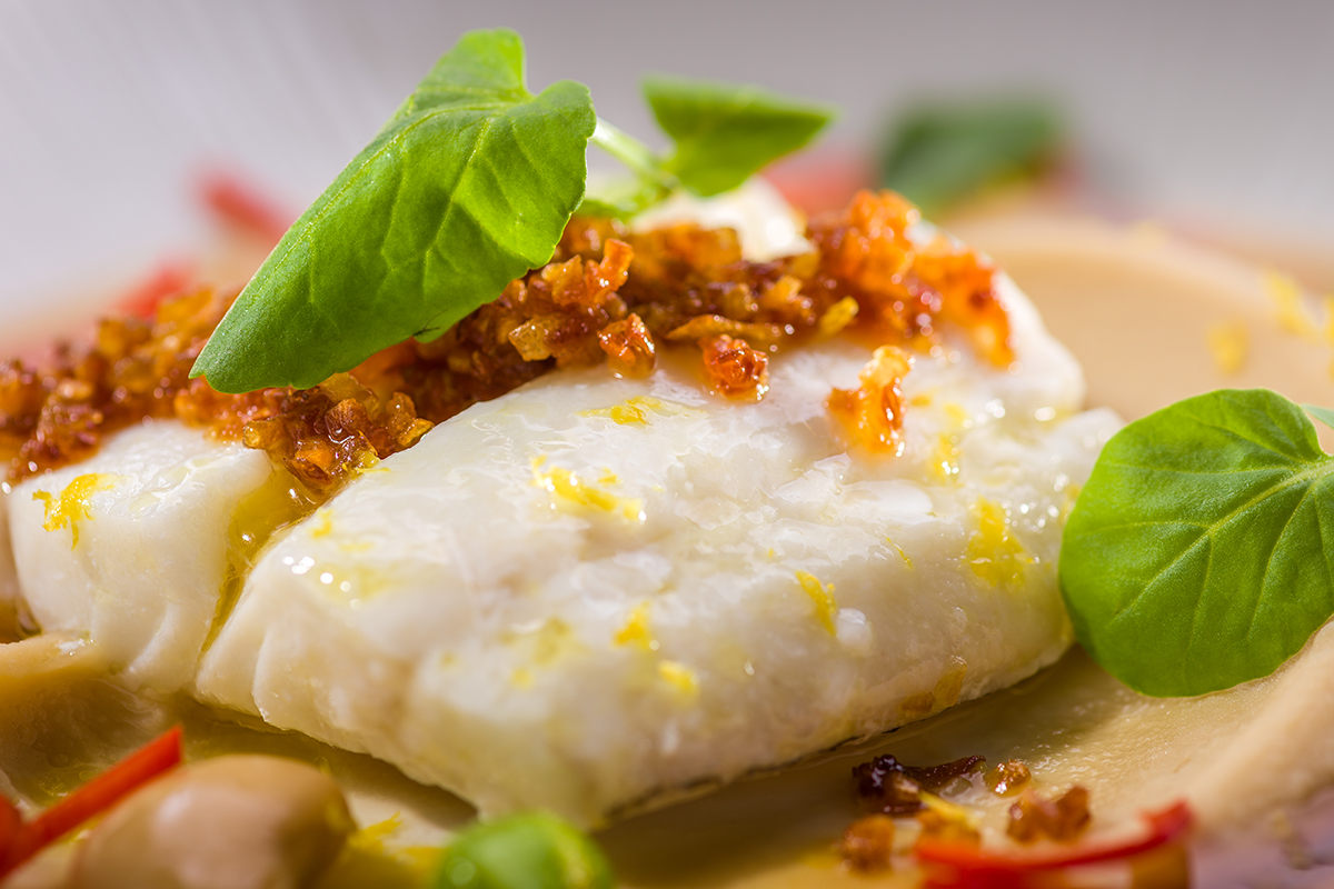 Gedämpftes Schellfischfilet im Gulaschsud und dicken Bohnen | Rezept