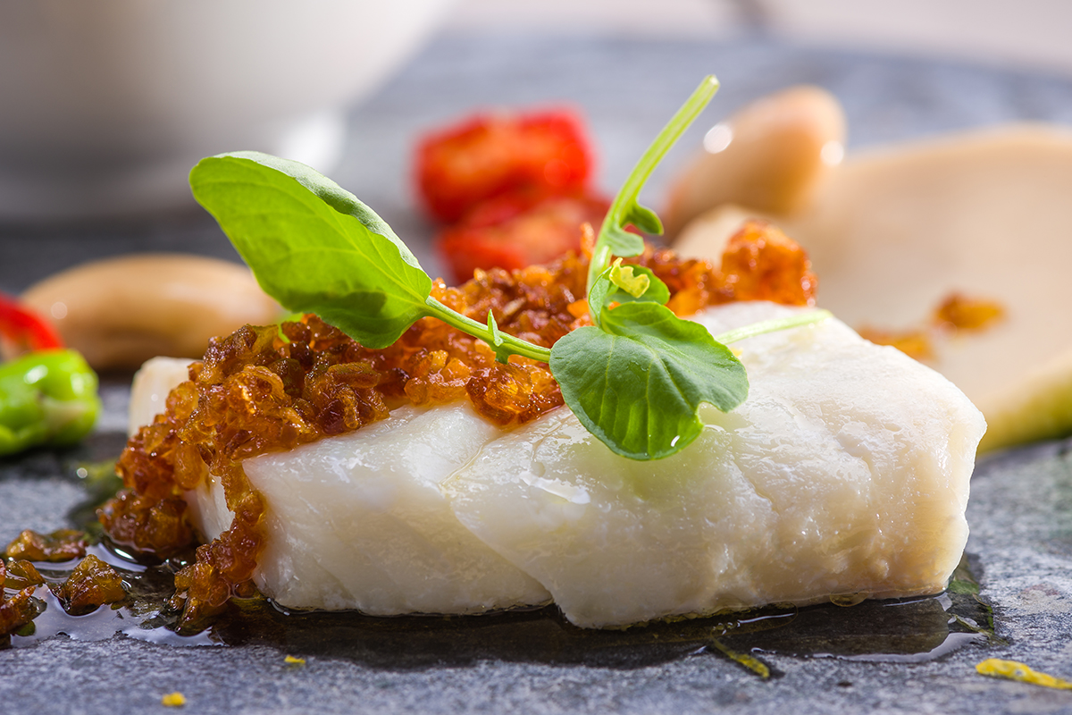 Gedämpftes Schellfischfilet im Gulaschsud und dicken Bohnen | Rezept