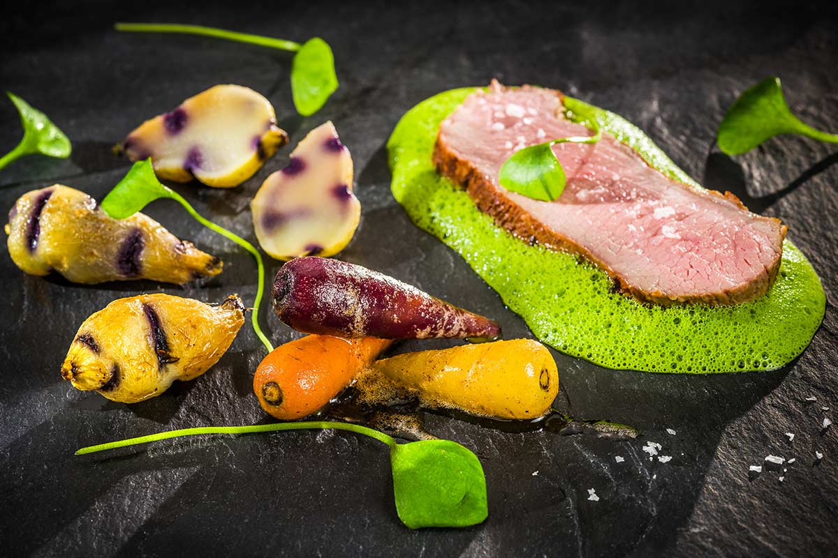 Rosa Kalbstafelspitz im Winterportulak-Schaum und gebackener Mashua ...