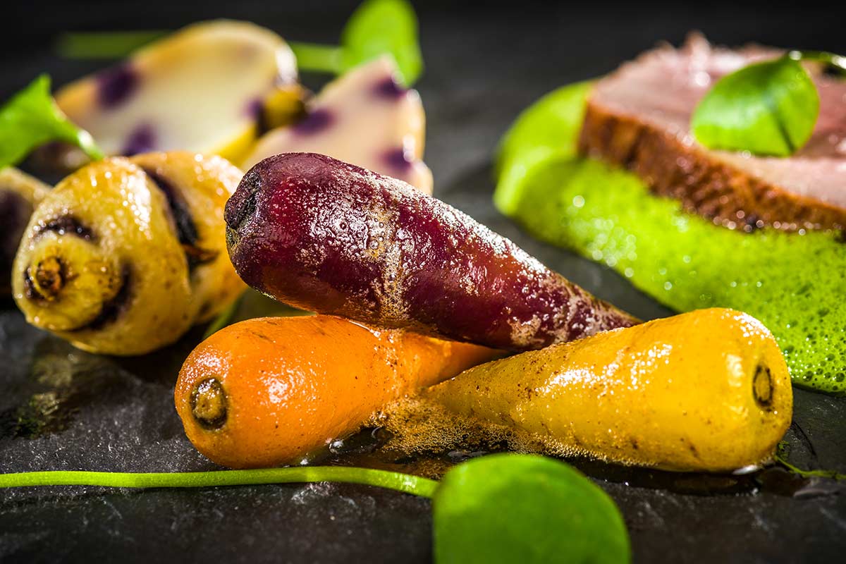 Rosa Kalbstafelspitz im Winterportulak-Schaum und gebackener Mashua ...