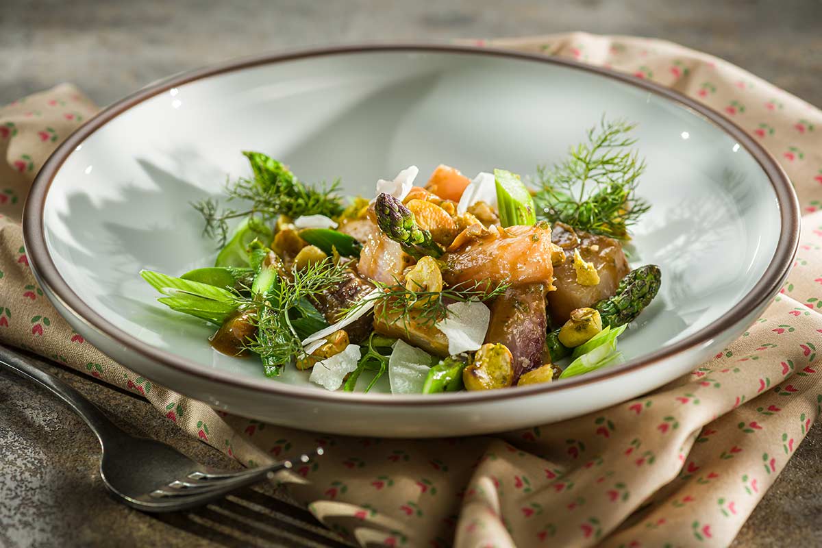 "Ceviche" marinierter Cobia mit Tamarinden, gegrillter Spargel und ...