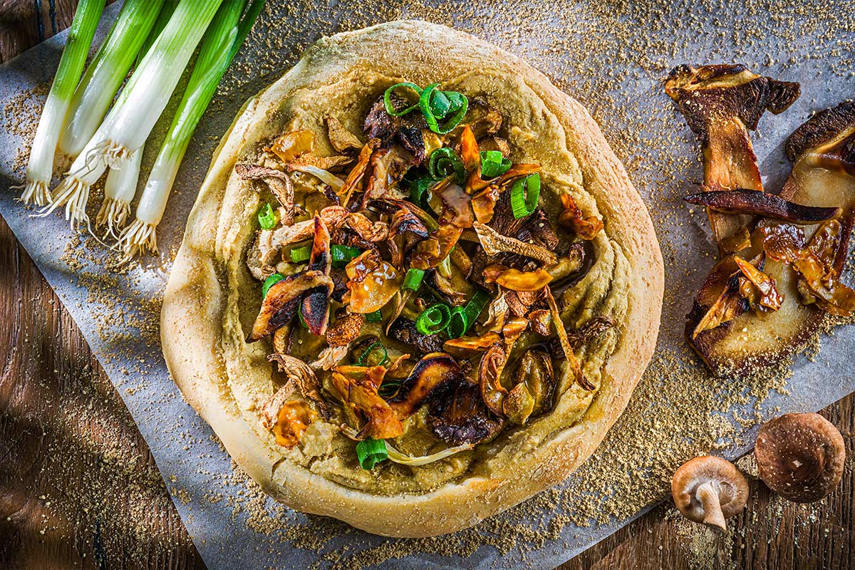 Knusper-Hummus-Schnitte mit Pilzen und Kokosspeck | Rezept