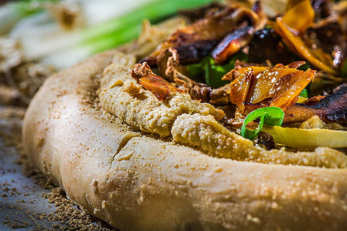 Knusper-Hummus-Schnitte mit Pilzen und Kokosspeck | Rezept