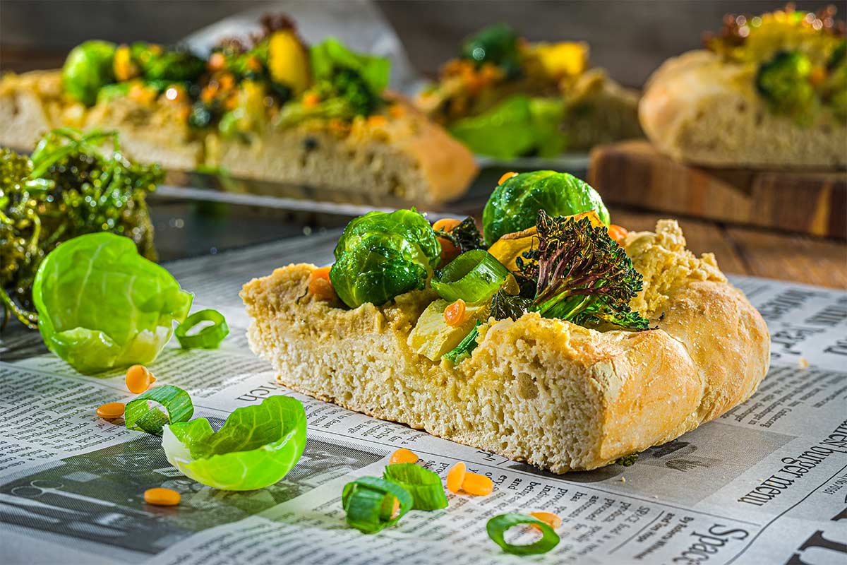 Knusper-Hummus-Schnitte mit Gemüse und Linsen | Rezept