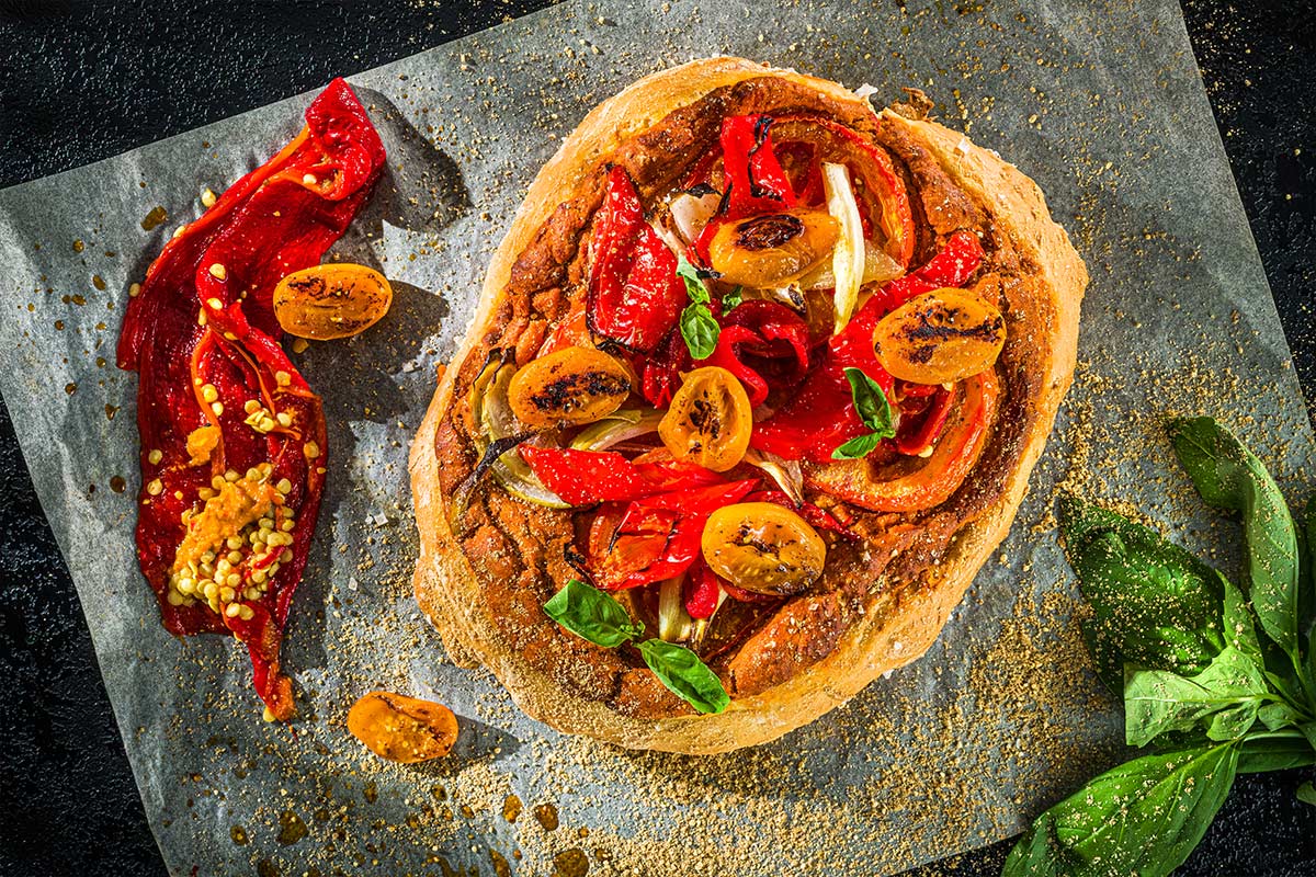 Knusper-Hummus-Schnitte mit Tomaten und Grillpaprika | Rezept