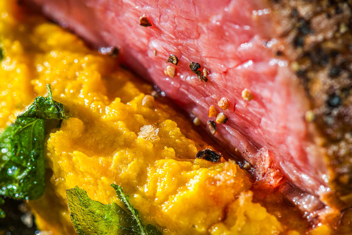 Kalbsfilet | Sesamkruste | Karotten-Senf-Püree | ofengebackener ...