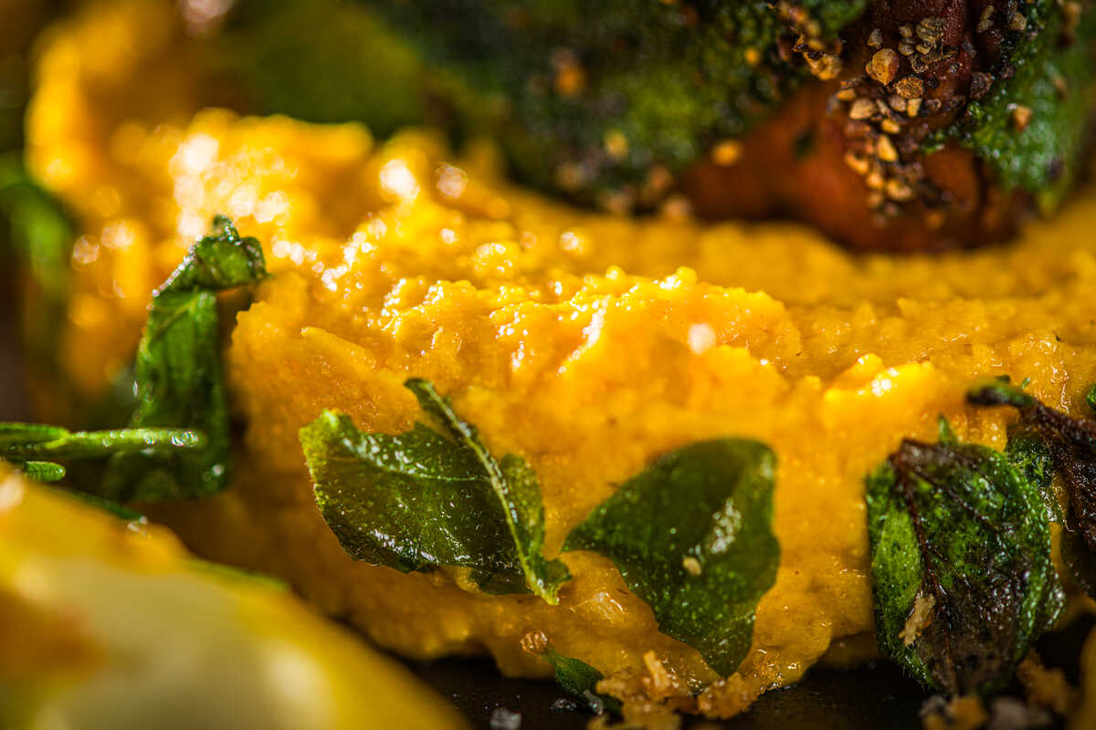 Kalbsfilet | Sesamkruste | Karotten-Senf-Püree | ofengebackener ...