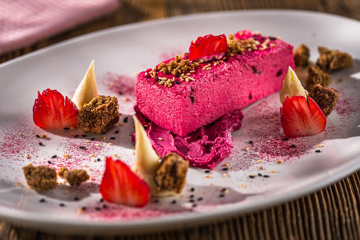 Sweet-Roots-Parfait | Weiße und ruby Schokolade | Rote-Bete-Staub | Rezept