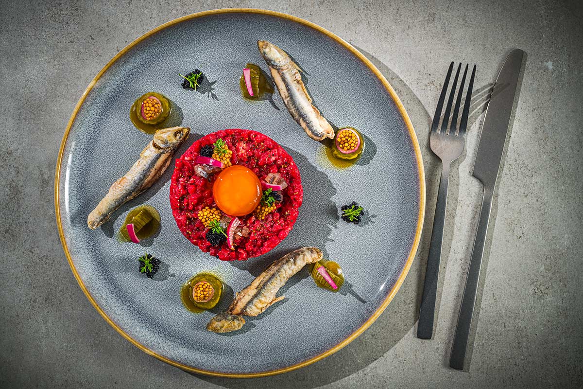 Tatar von der Färse mit Adji Cress, Kaviar, gebackenen Sardellen ...