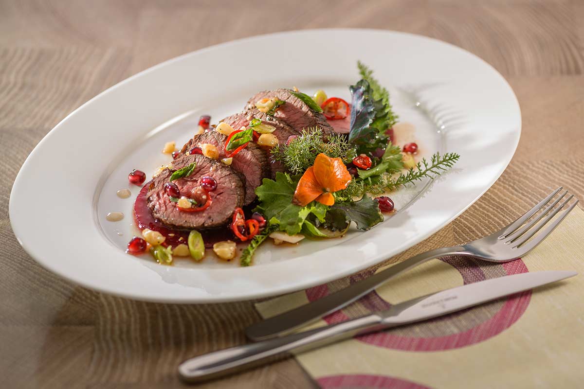 "Teres Major" Bistro-Filet vom Grill auf Roter Bete und Granatapfel ...