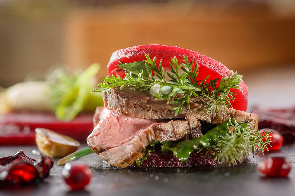"Teres Major" Bistro-Filet vom Grill auf Roter Bete und Granatapfel ...