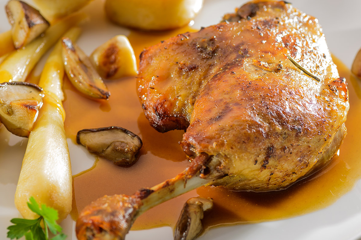 Knusprige confierte Entenkeule mit glacierten Petersilienwurzeln ...