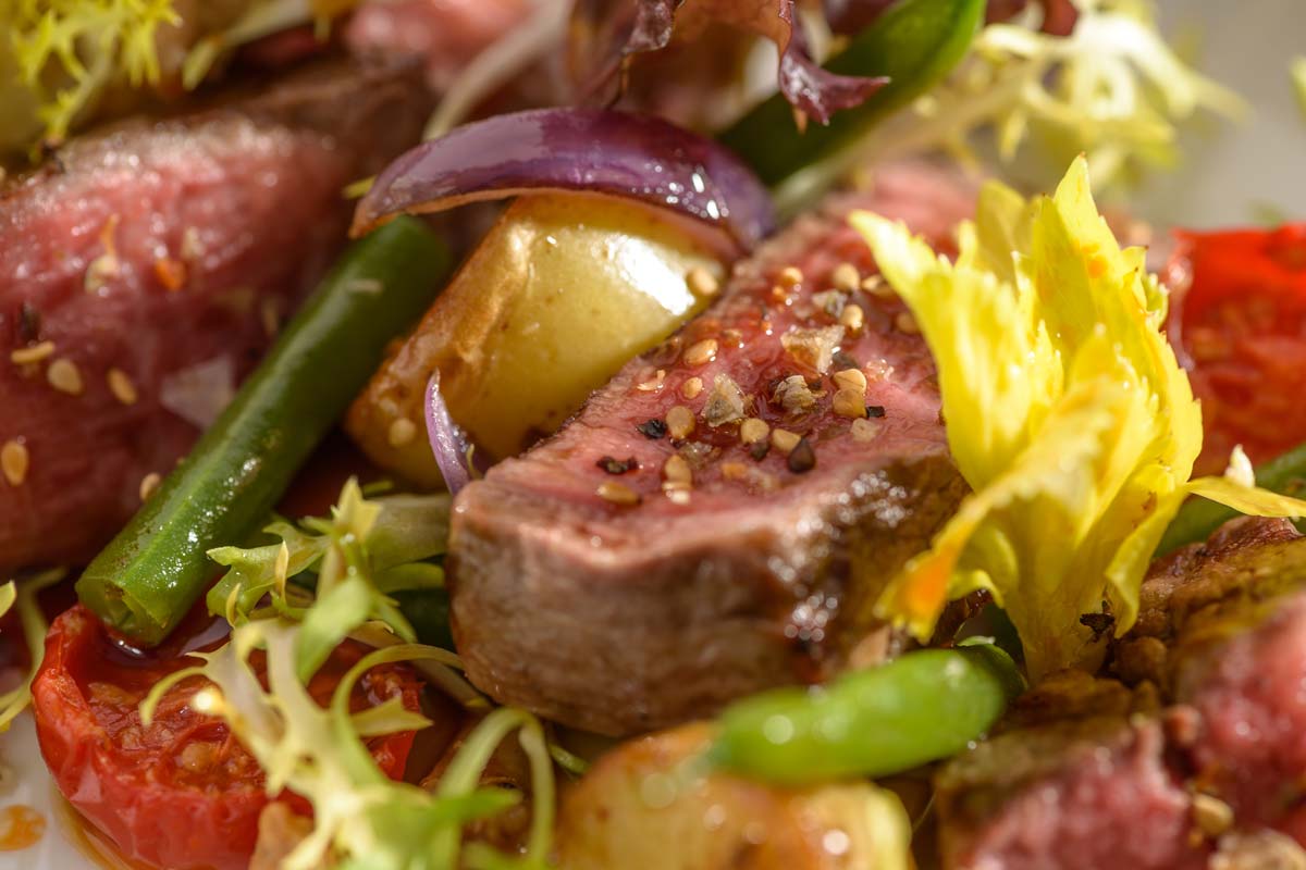 Gebratenes Rinderfilet von der Färse mit geräuchertem Paprikapüree und ...