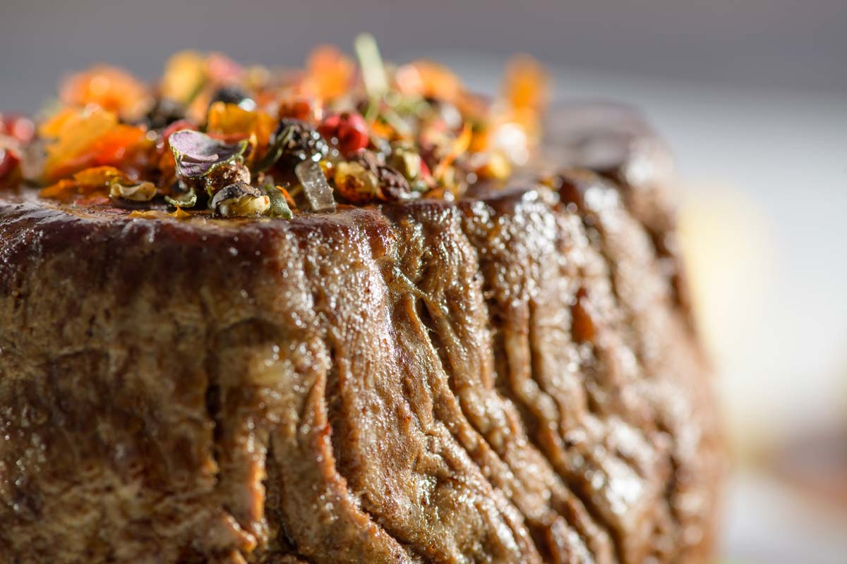 Gebratenes Rinderfilet von der Färse auf geräuchertem Paprikapüree an ...