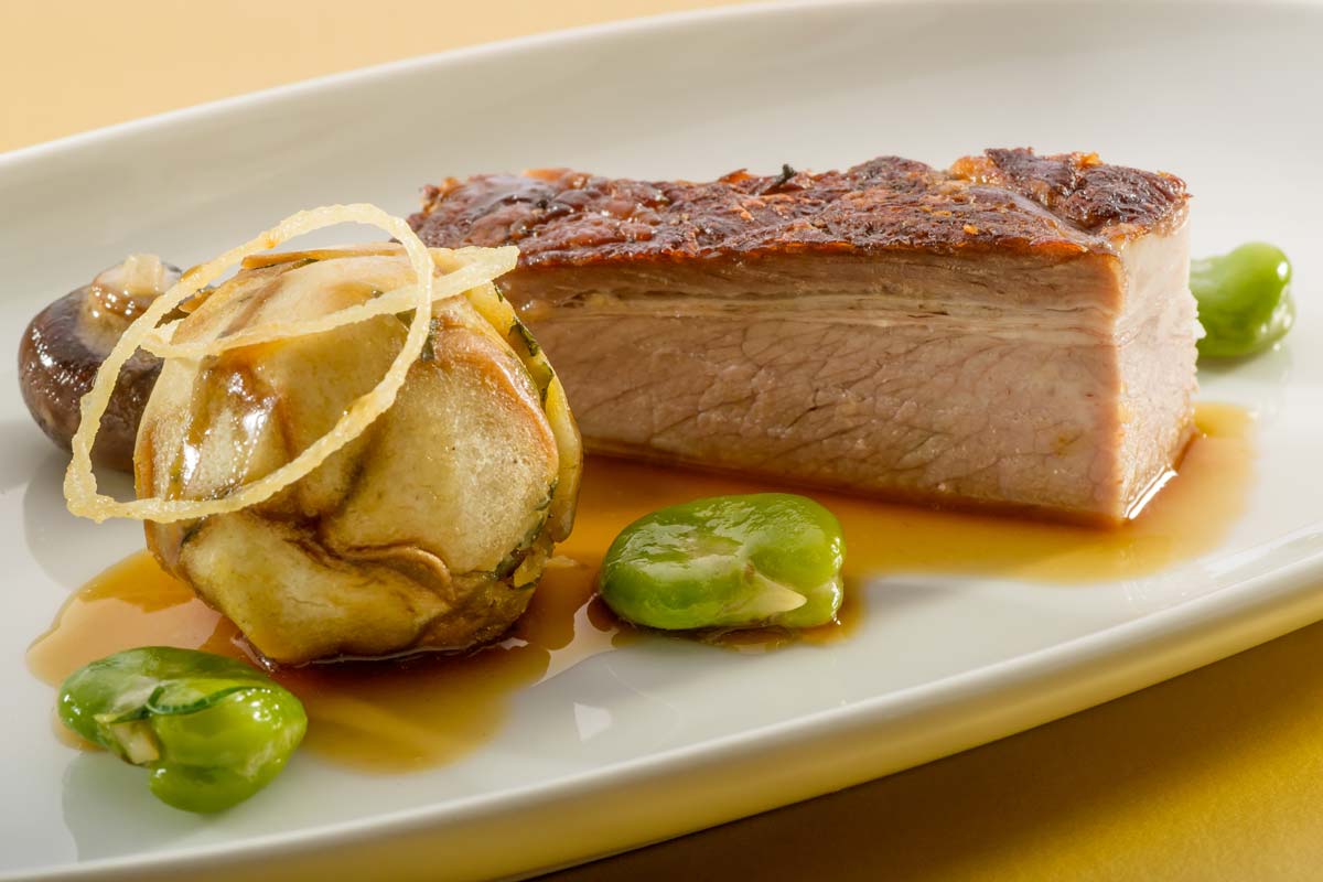 Geschmorte Kalbsbrust mit Knödel-Füllung an cremigem Pilz-Bohnen-Gemüse ...