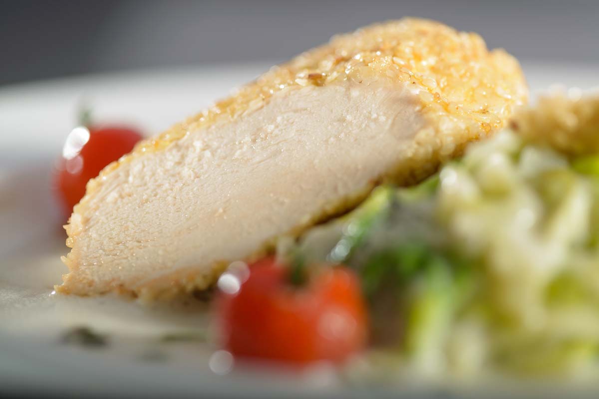 Gebratene Hähnchenbrust in Sesam-Mantel auf jungem Rahmspitzkohl mit ...