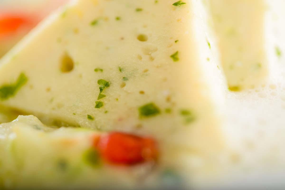 Hähnchenbrust-Terrine auf jungem Rahmspitzkohl mit ...