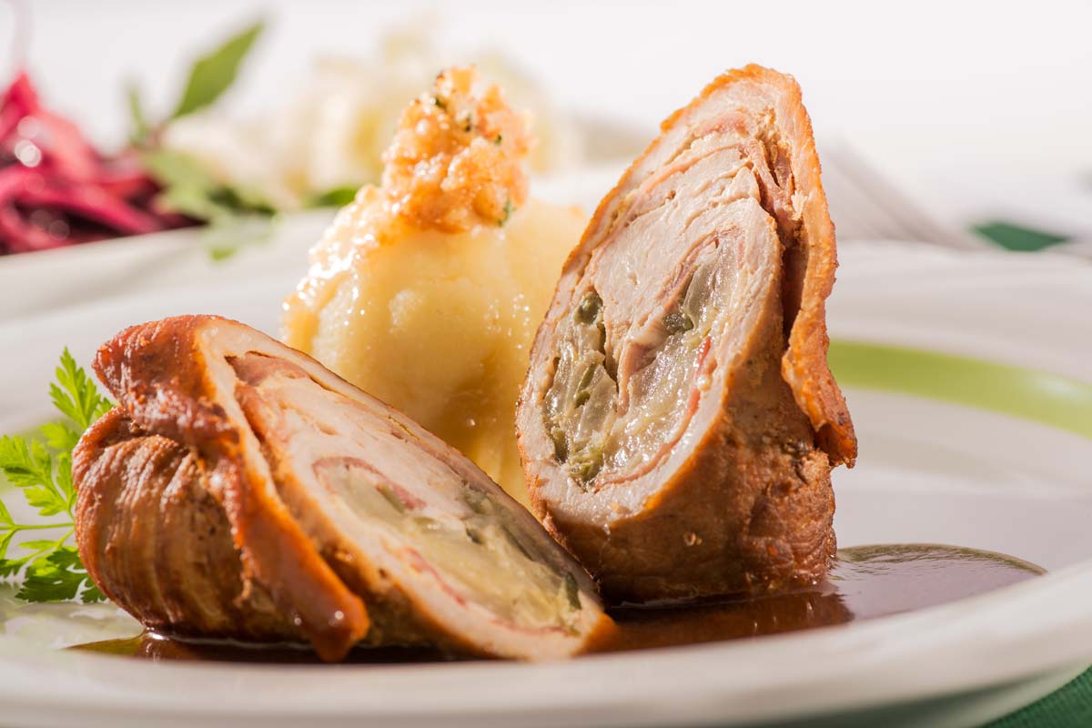 Geschmorte Kalbsroulade in Rotweinjus mit Kartoffelknödel und Salat von ...