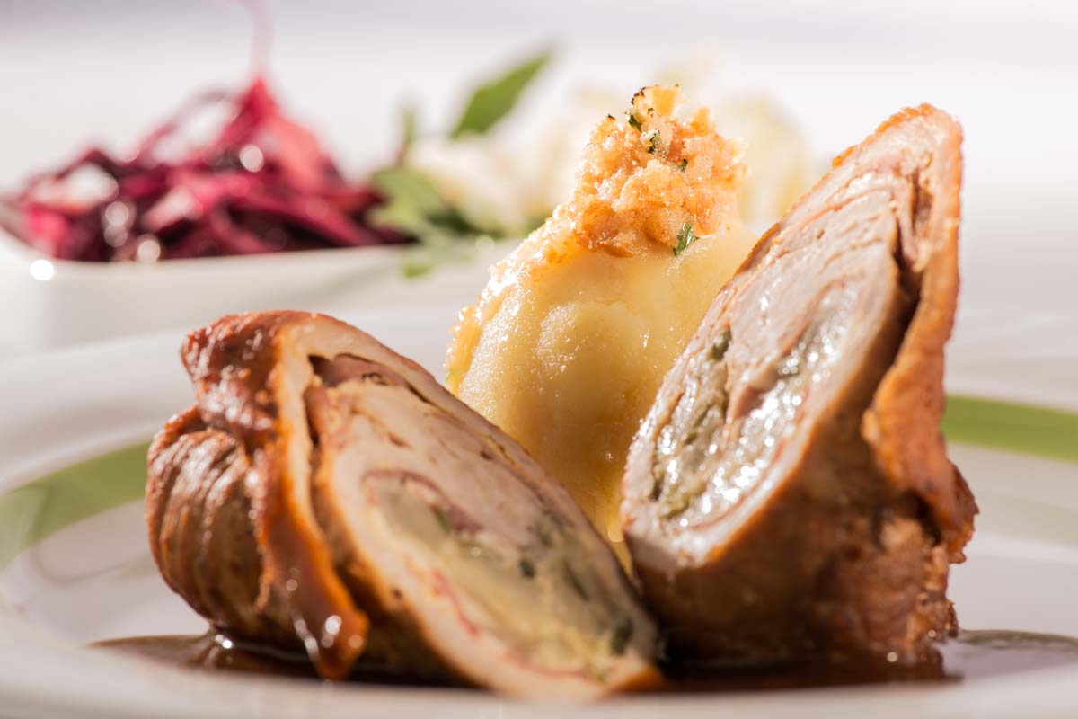 Geschmorte Kalbsroulade in Rotweinjus mit Kartoffelknödel und Salat von ...