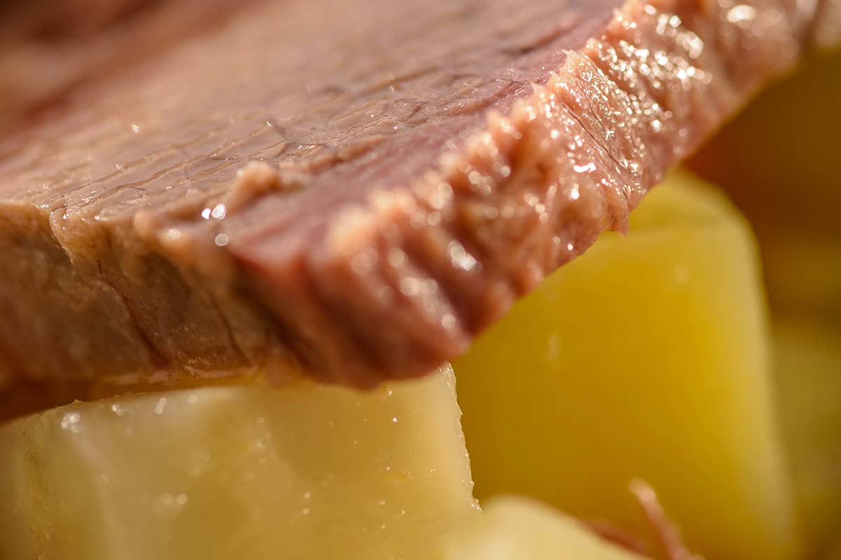 Gesottene Ochsenbrust mit Wasabi-Espuma und Bouillonkartoffeln | Rezept