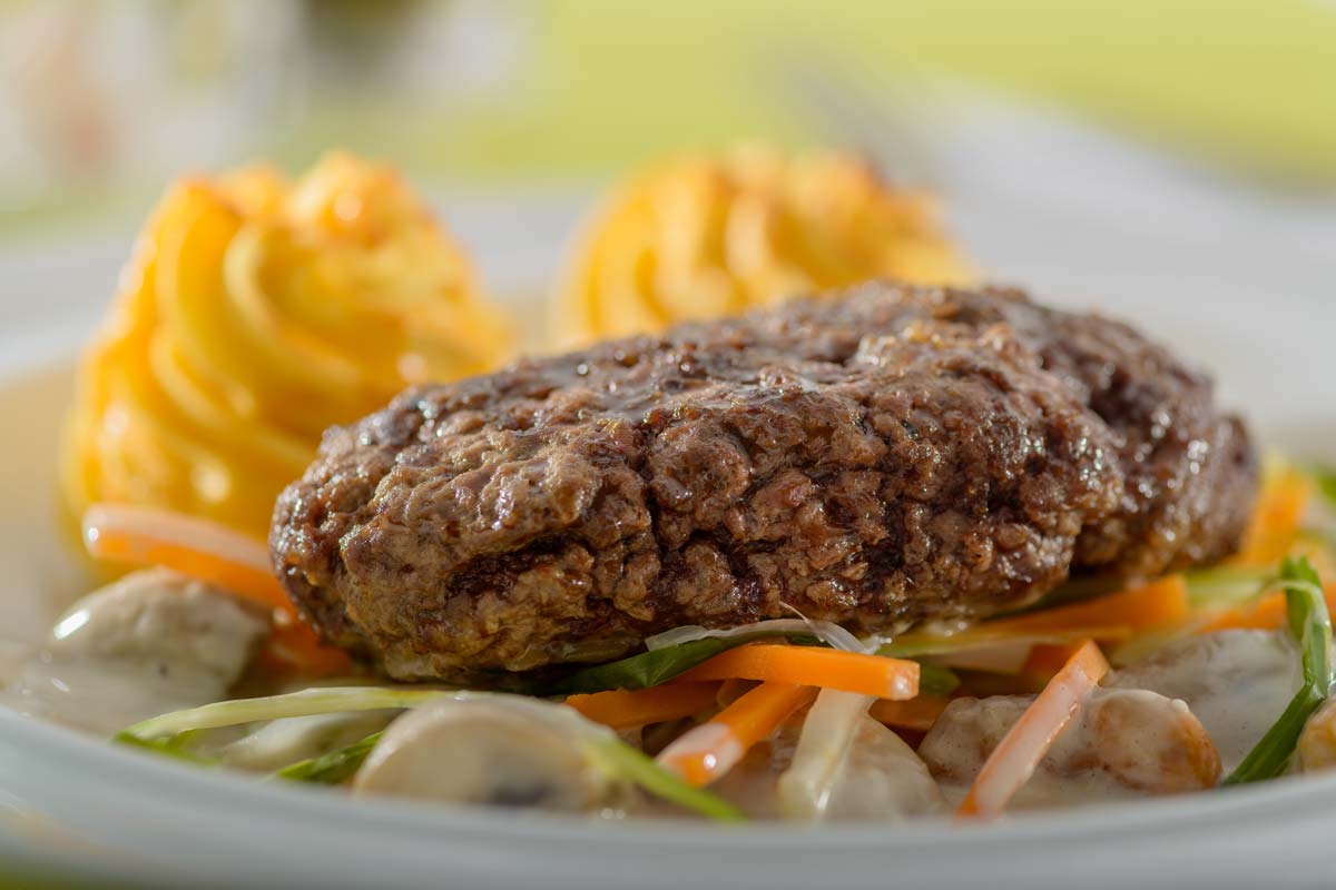 Rinderhacksteak in Champignon-Pfifferling-Rahm mit Herzoginkartoffeln ...