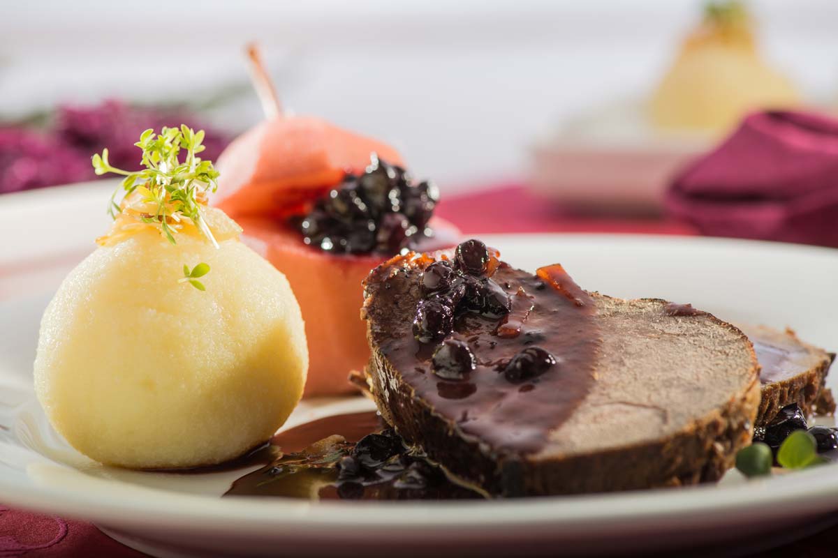Hirschkeule in Gewürzwein mit pochierter Preiselbeerbirne und einem ...