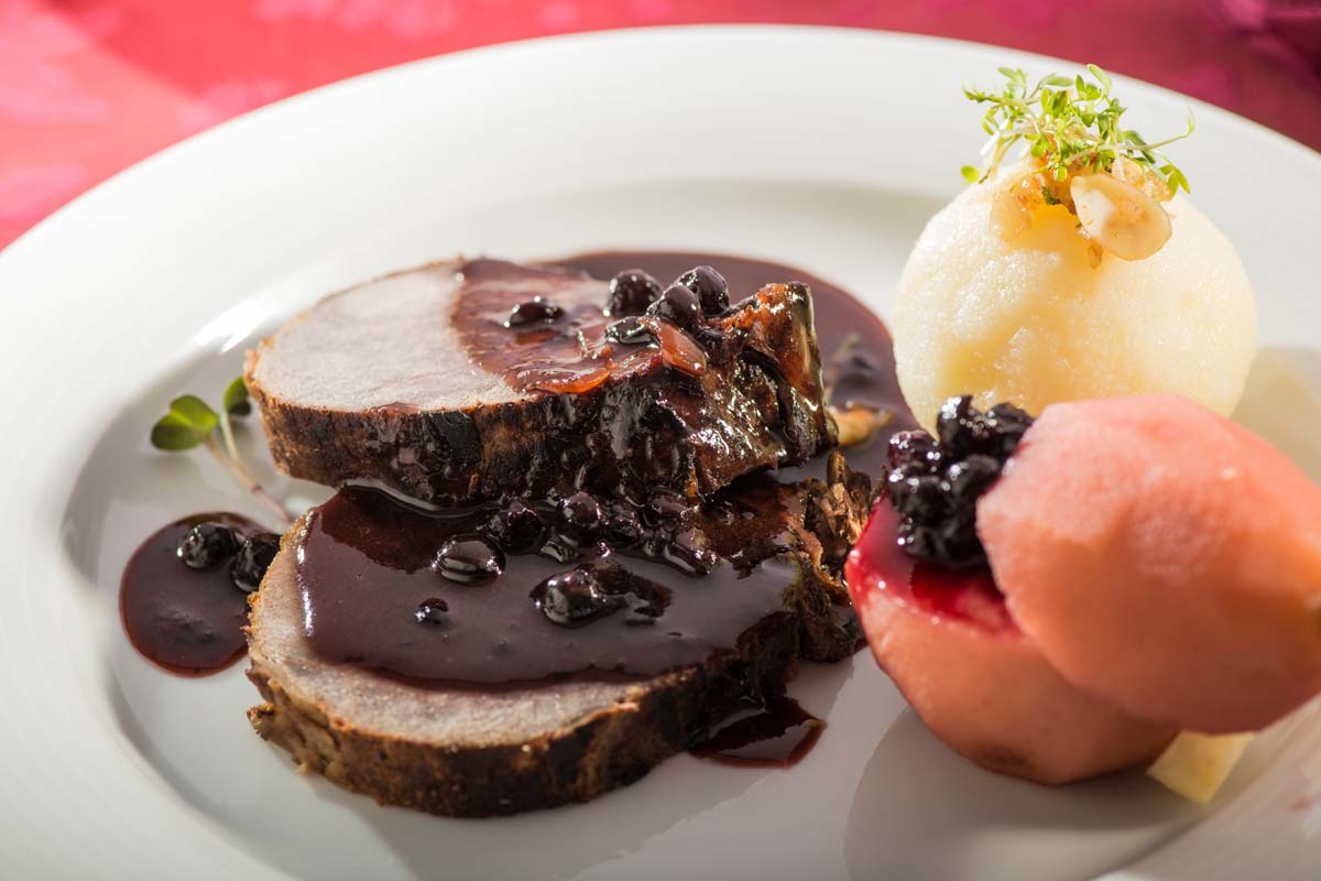 Hirschkeule in Gewürzwein mit pochierter Preiselbeerbirne und einem ...