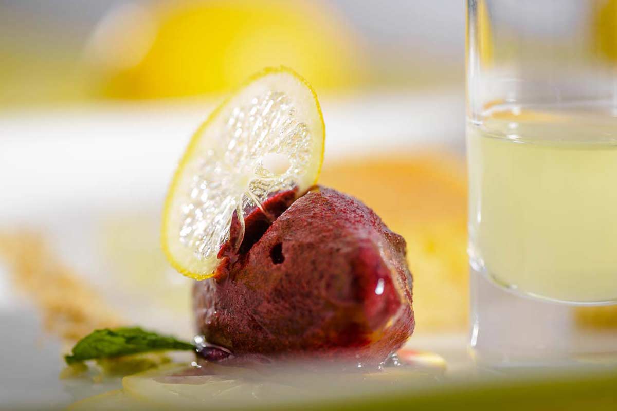 Zitronen-Tarte mit Cassis-Sorbet | Rezept