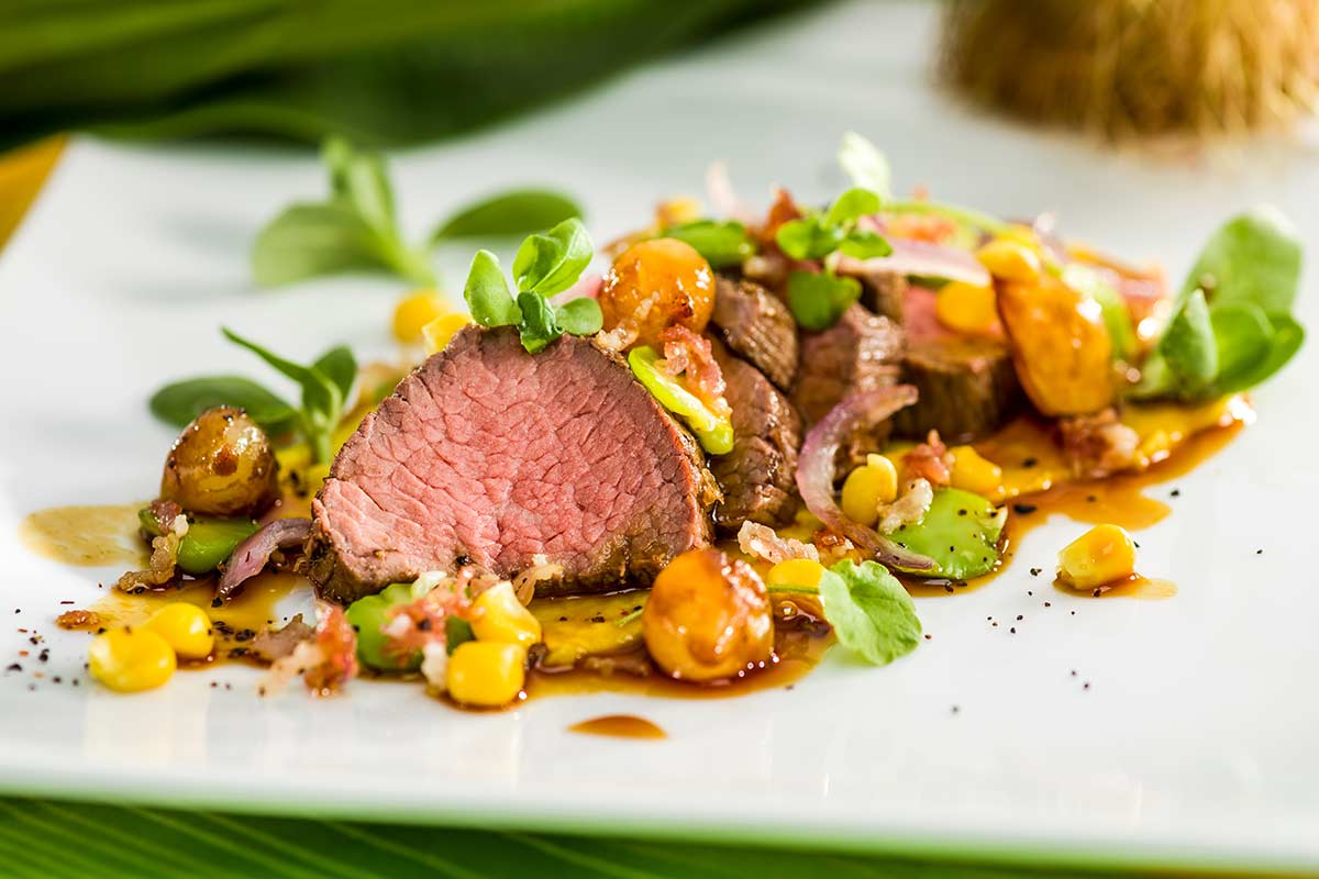 Bistro-Filet "Teres Major" auf Maispüree und buntem Farmergemüse | Rezept