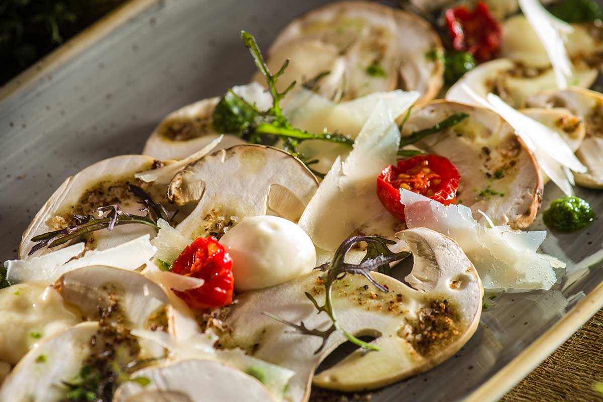 Rohmariniertes Steinpilz-Carpaccio mit Parmesan-Espuma | Rezept