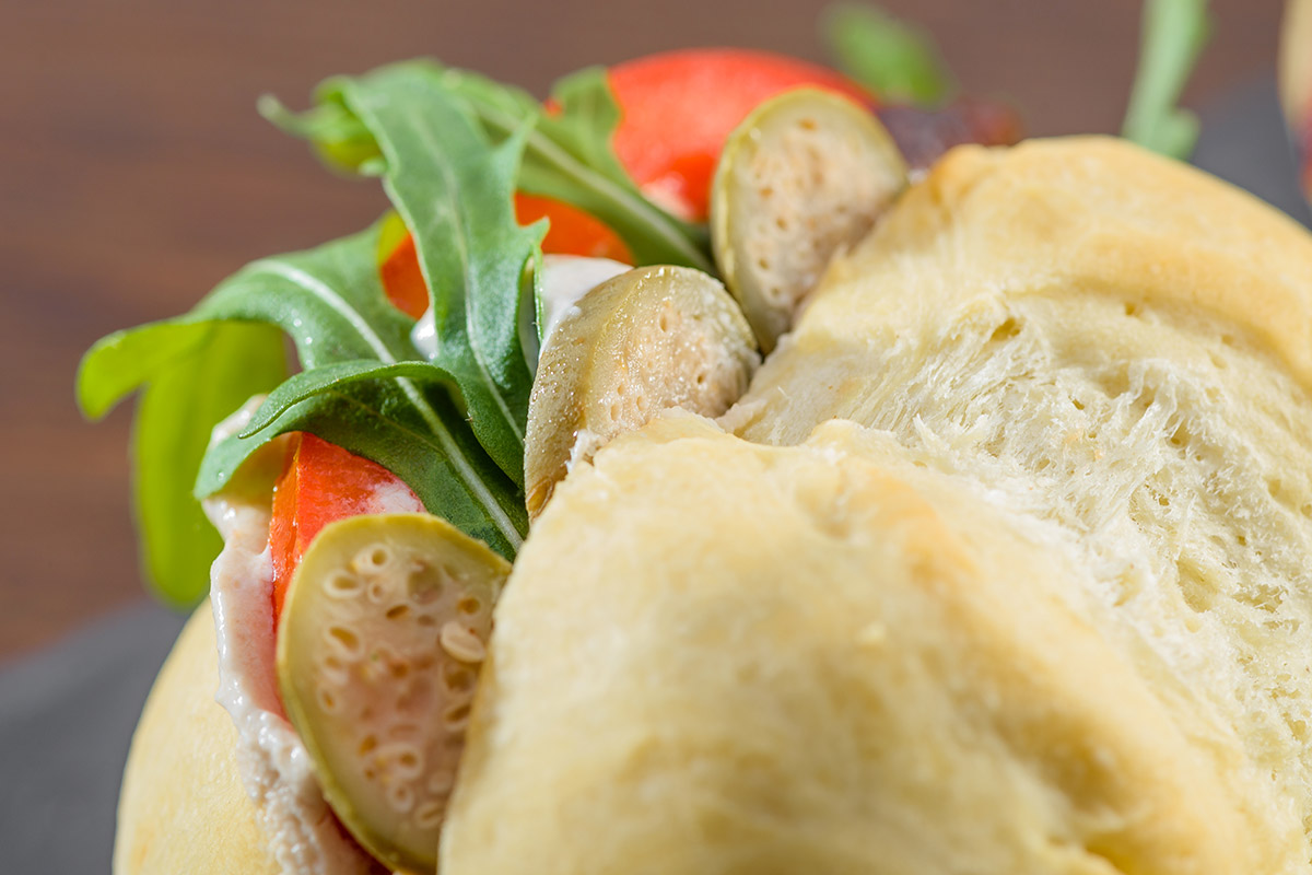 Mini-Pizzabrötchen mit Thunfischcreme, Kapern und Sardellenfilet | Rezept