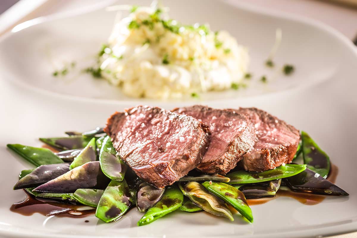 In Holunder pochiertes Kalbsfilet auf Zwiebel-Kartoffel-Creme mit ...