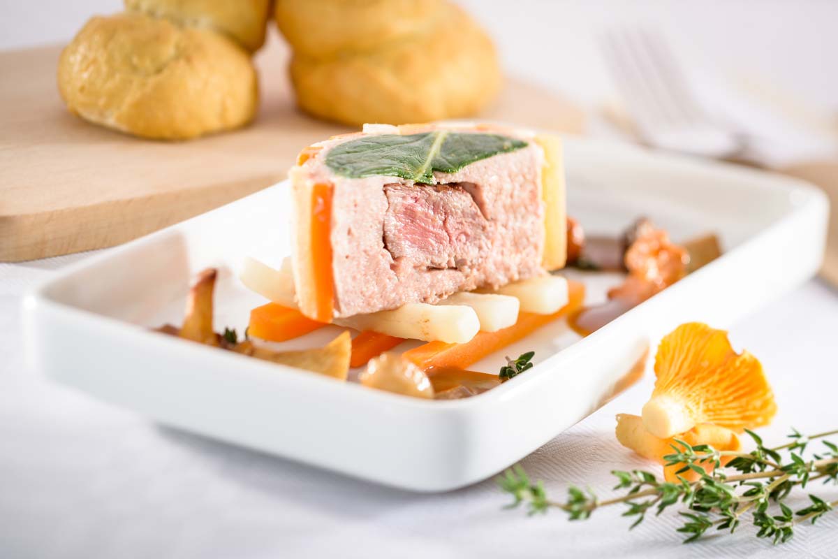 Chartreuse von der Ente auf Thymianjus an warmer Brioche | Rezept