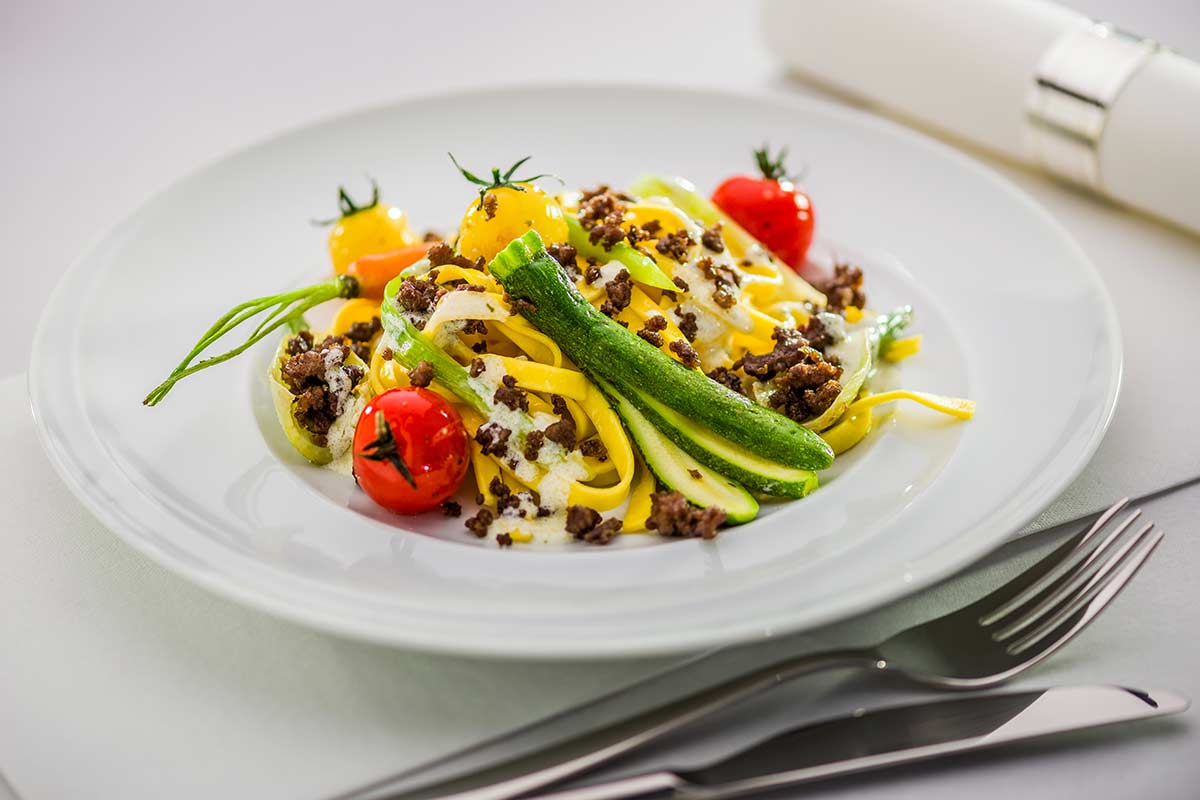 Tagliatelle mit geräuchertem Rinderhackfleisch, Grillzucchini ...