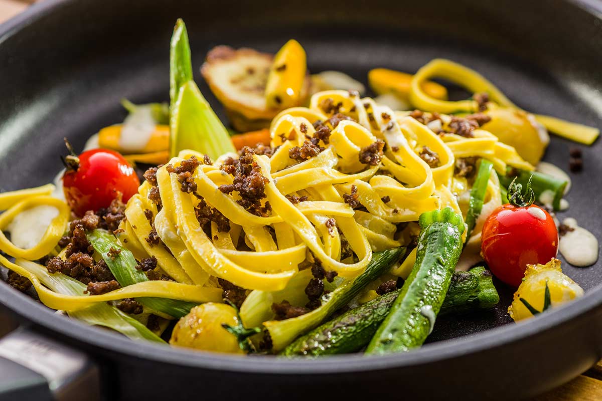 Tagliatelle mit geräuchertem Rinderhackfleisch, Grillzucchini ...